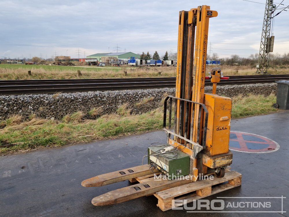 Prodaje se Electric Pallet Truck kašiku za prednje utovarivač na aukciji