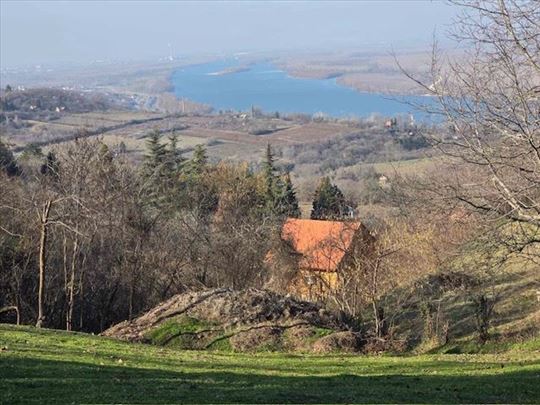 Odmah useljiva vikend kuća u Karlovcima, sa 2 zvez