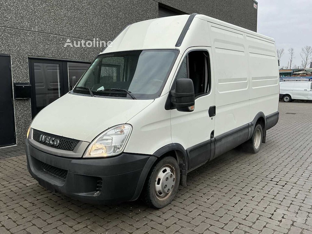 Prodaje se IVECO 3.0 EEV minibus furgon na aukciji