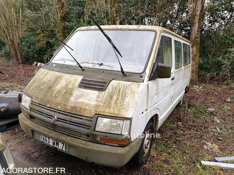 Prodaje se Renault TRAFIC minibus furgon na aukciji