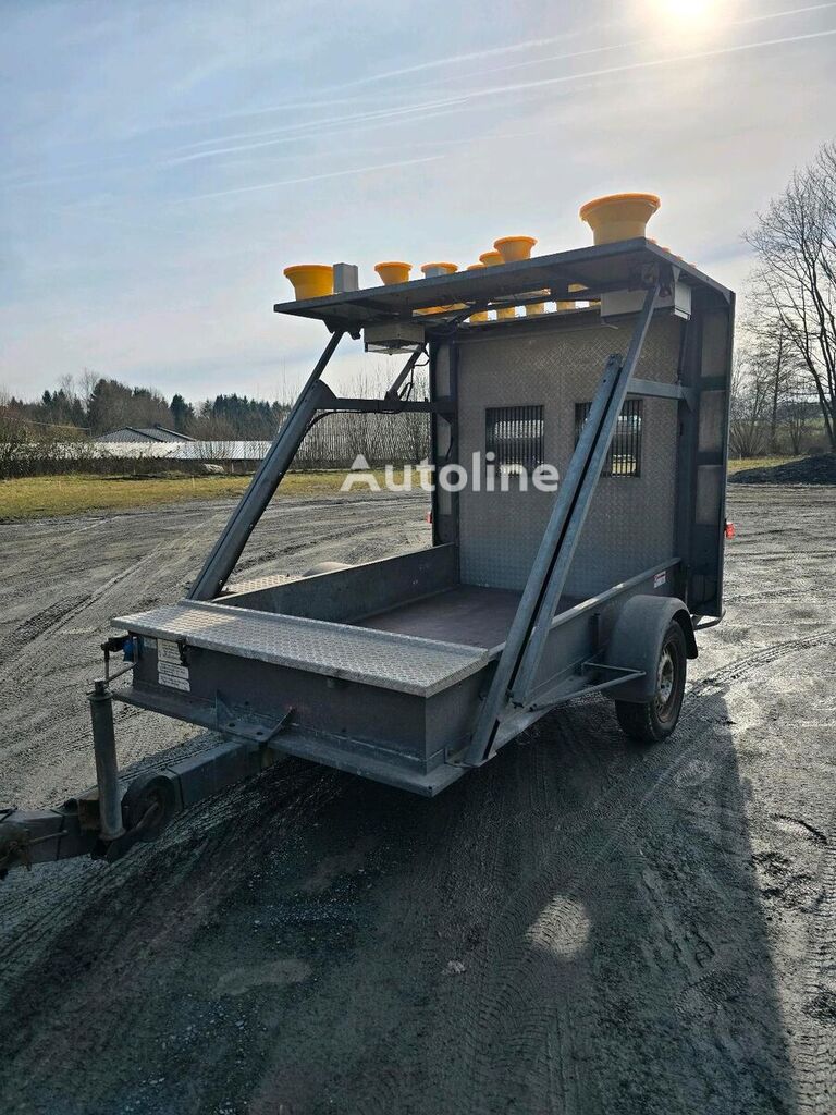 Nissen VZ 616 FAT Absperrtafel Verkehrsleittafel Horizont Verkehrssich prikolica za građevinske strojeve