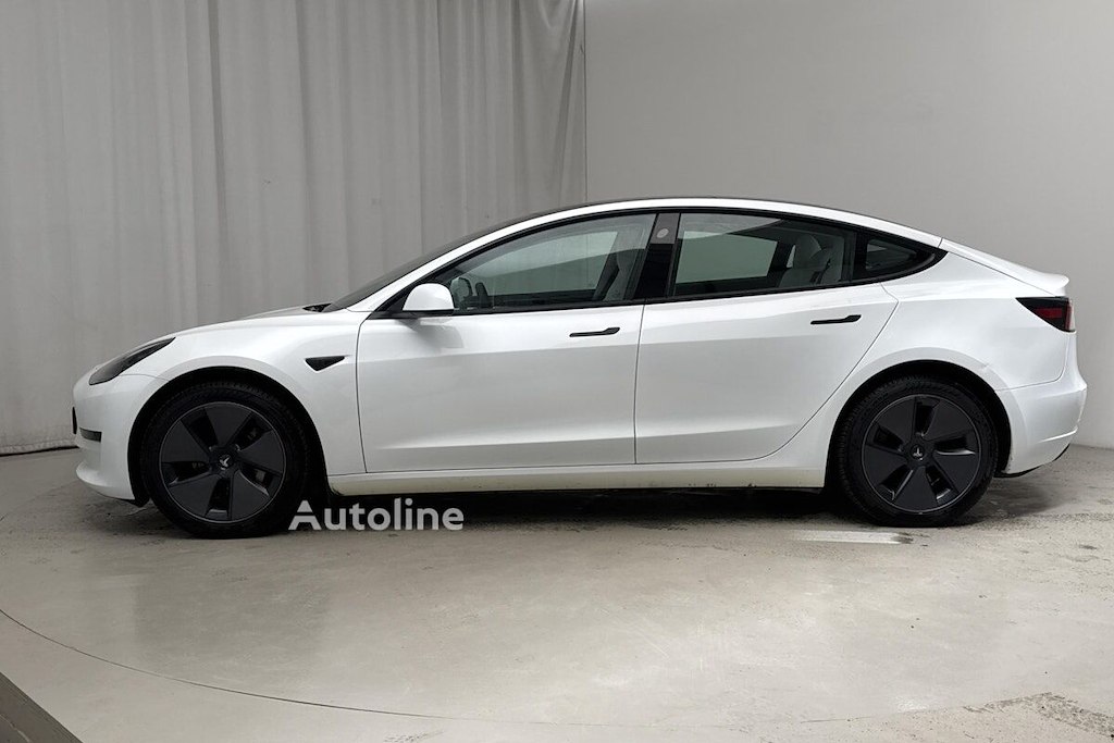 Prodaje se Tesla Model 3 sedan na aukciji