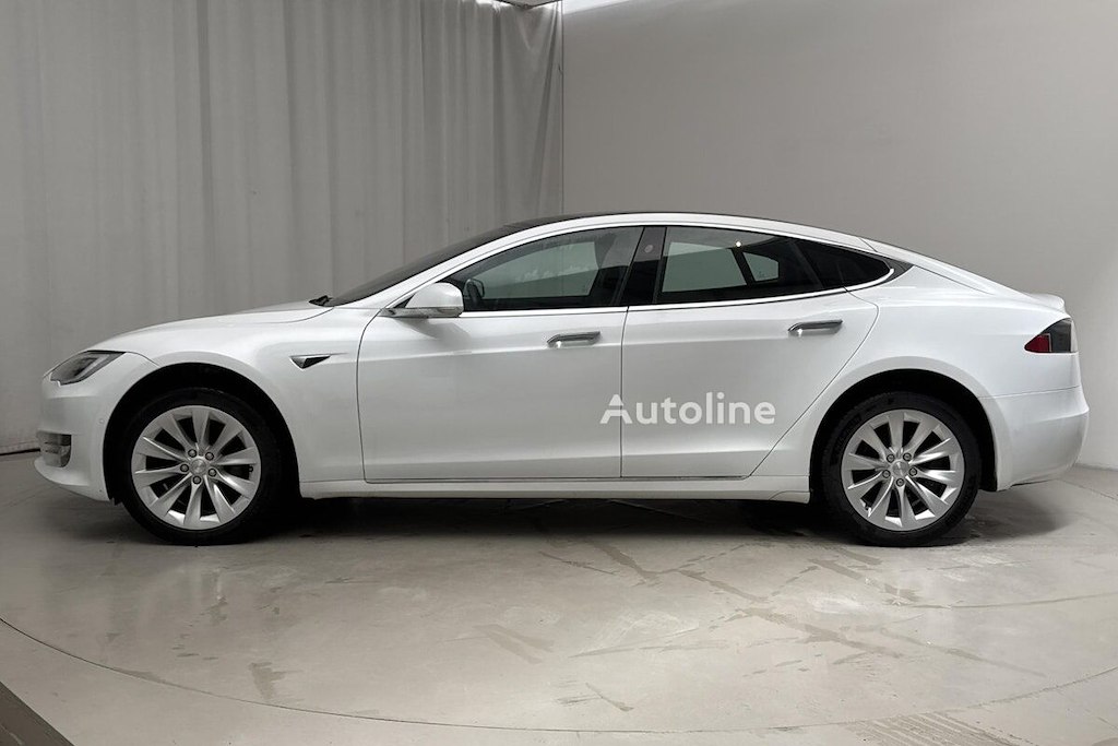 Prodaje se Tesla Model S sedan na aukciji