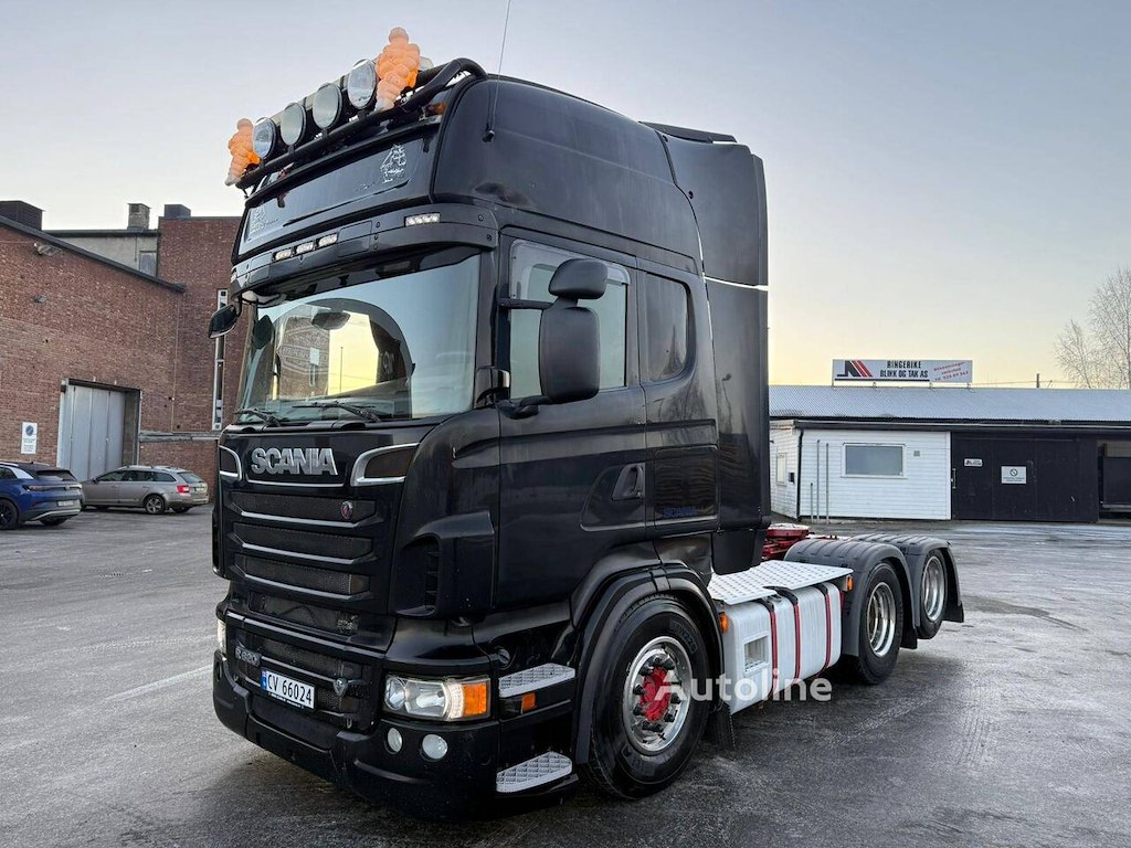 Prodaje se Scania R620 V8 6x2 kamion šasija na aukciji