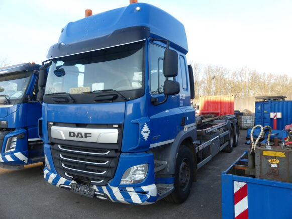 Prodaje se DAF CF 440 FAS rol kiper sa kukom na aukciji