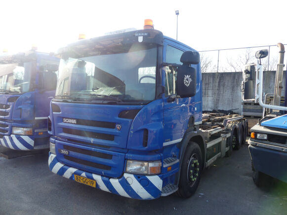 Prodaje se Scania P360B 6X2/4 rol kiper sa kukom na aukciji