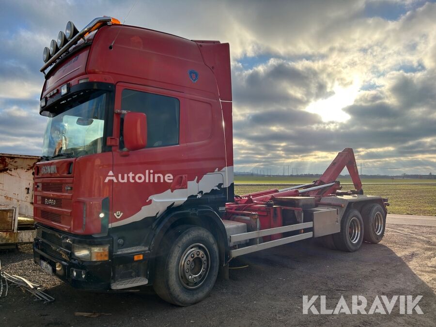 Prodaje se Scania 144 530 rol kiper sa kukom na aukciji