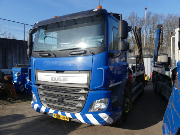 Prodaje se DAF CF 330 FA podizač kontejnera na aukciji