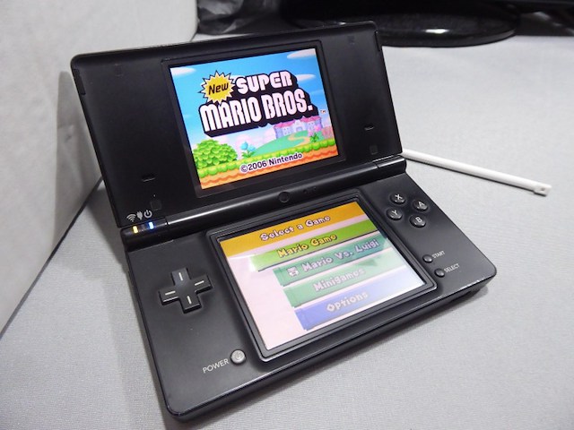 DSi crna, New Super Mario Bros, olovka, punjač