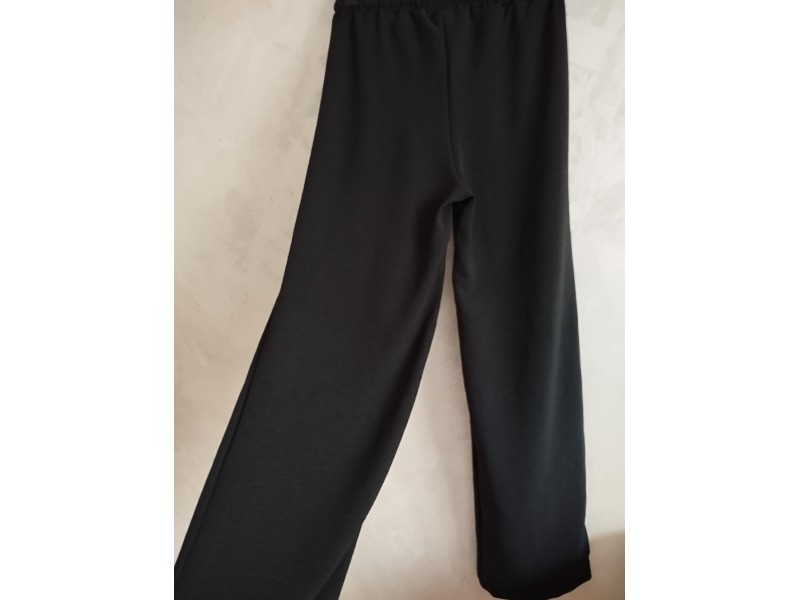 Crne sire pantalone vel M