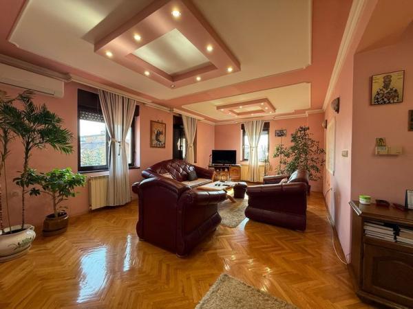 Kuća na prodaju, 380m2, 650.000€