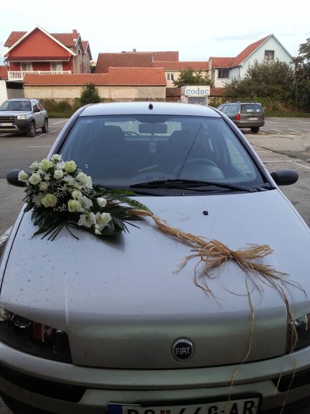 Dekoracija automobila: gladiola, ruža, hrizantema, gipsofila, dekoracija, zelenilo – 3