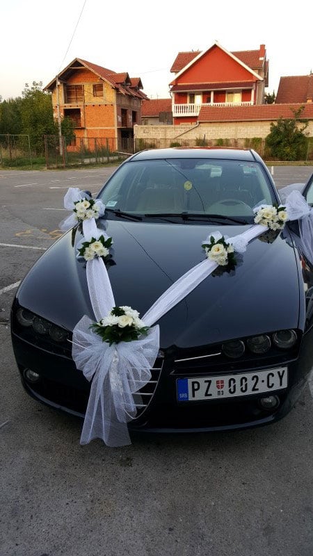 Dekoracija automobila: mreža, til, 5 buketa (ruža, hrizantema) – 10