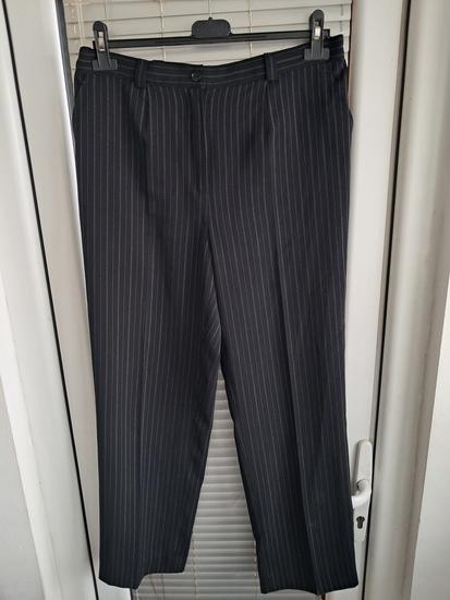 Crne prugaste pantalone na ivicu vel 42