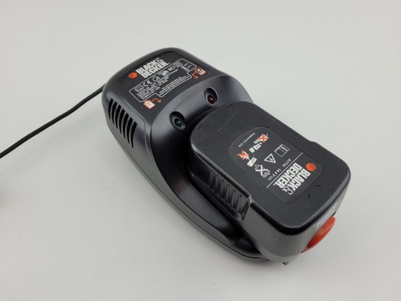 Brzi punjač accu baterija Black&Decker +baterijom 14.4V