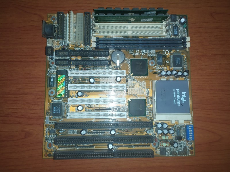 Pentium MMX 200Mhz + GA586T2 + Ram