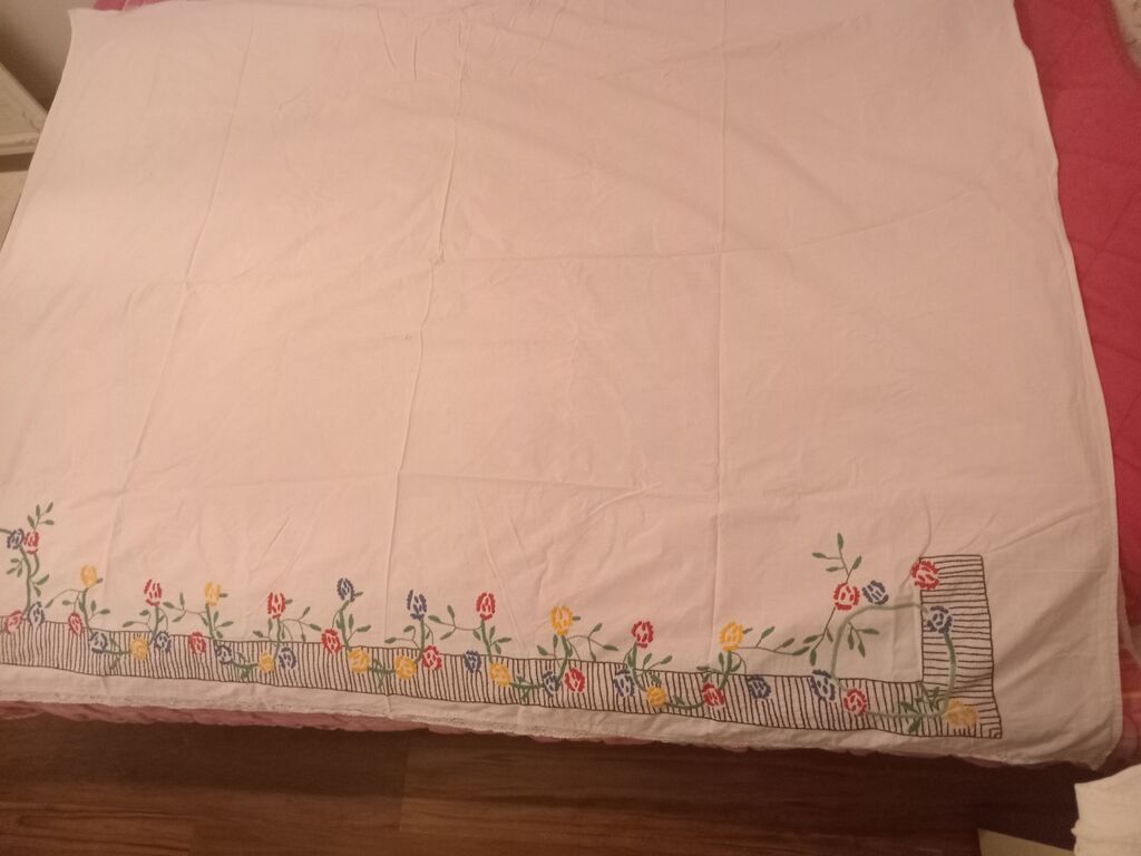 Čaršafi ručni rad vezeni imam po 2 komada istih 180x140
