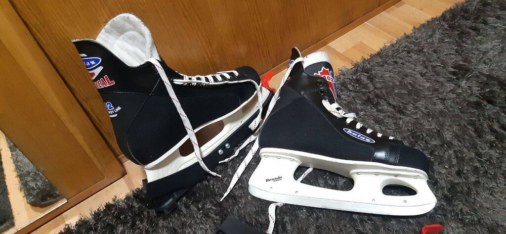 HOCKEY MONTREAL botas 4410 broj 5000din