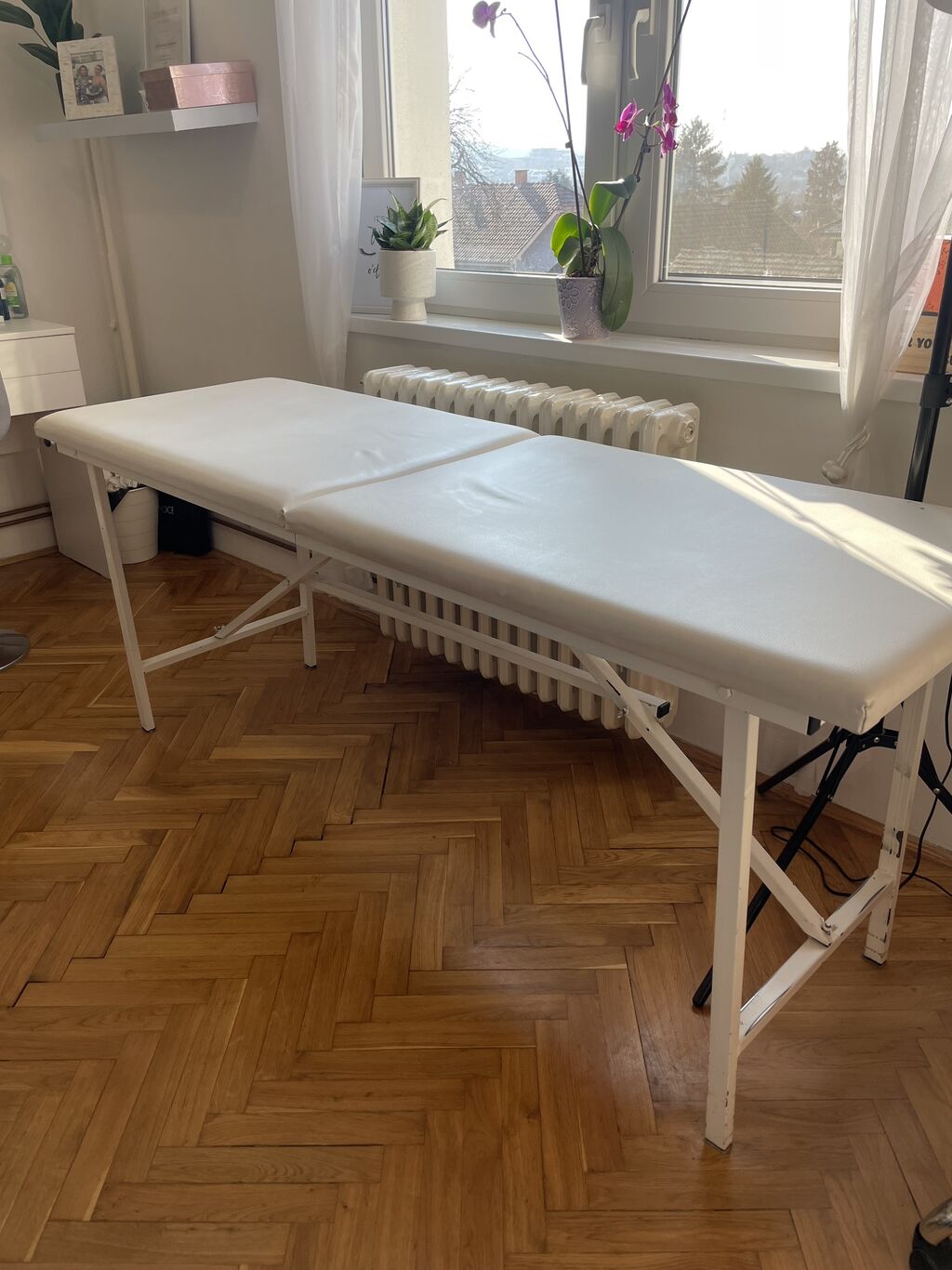 Na prodaju kozmetički krevet 180x60 cm Visina: 74 cm Sklapa se Dodatak