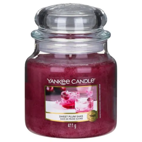 Sweet Plum Sake - Yankee Candle mirisna sveća M (japanska šljiva, pirinčano vino, vanila)