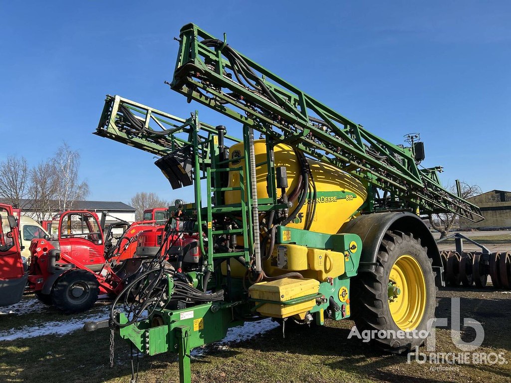 Prodaje se John Deere 832 TRSP vučenu prskalicu na aukciji