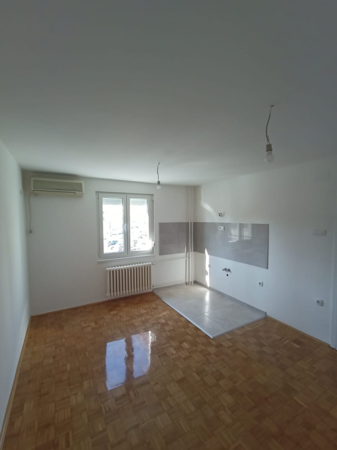 NOVI SAD - SAJAM - 37. 00 m2