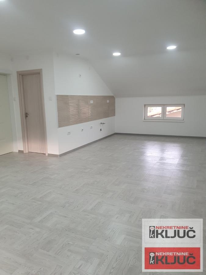 KLISA, 71m2, Trosoban, Prazan, Useljiv