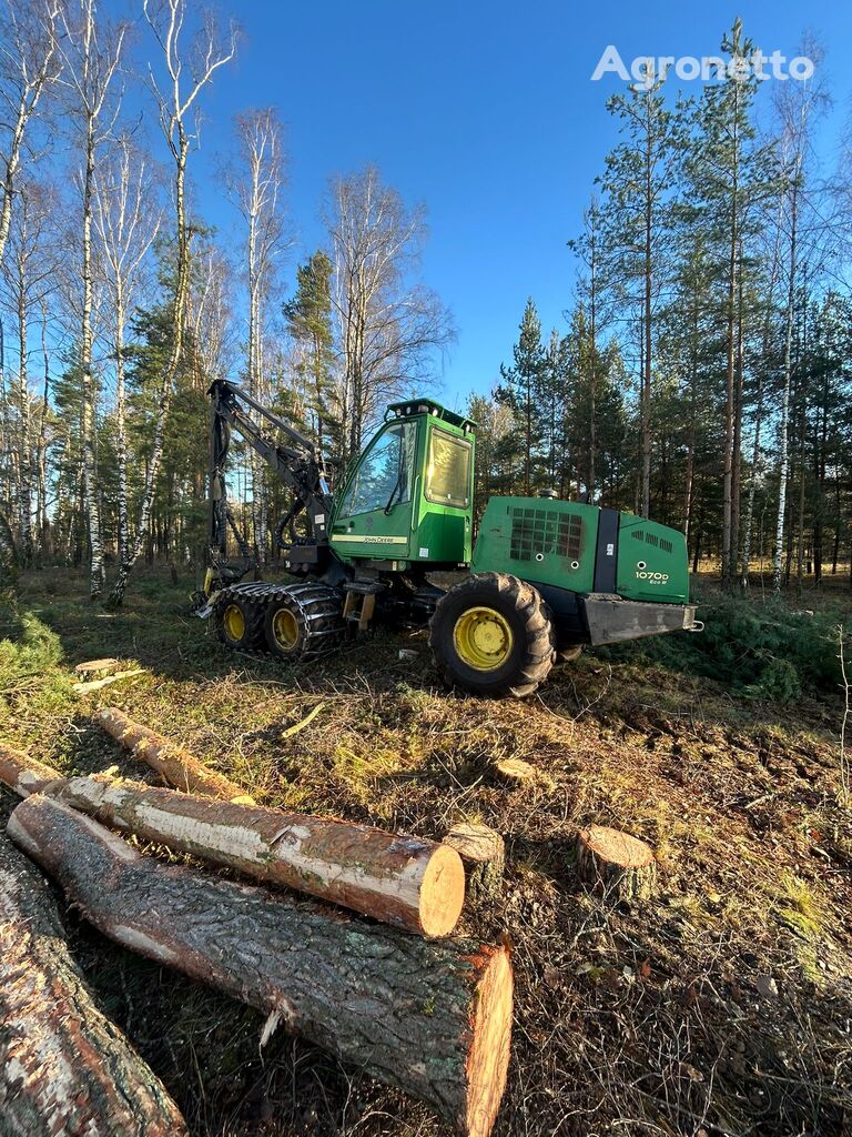 John Deere 1070D harvester