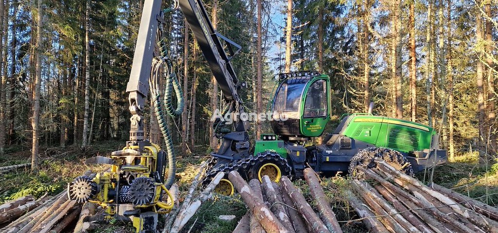 John Deere 1070G harvester