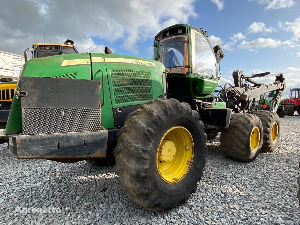 John Deere 1470E harvester