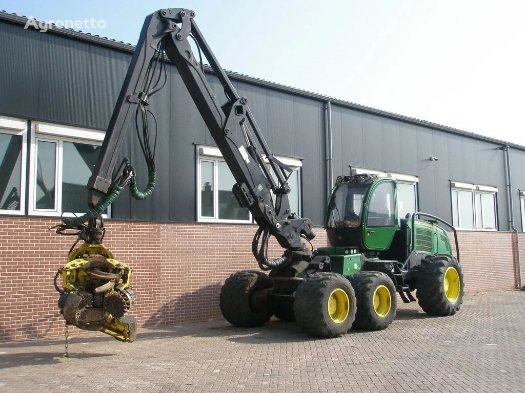 John Deere 1270E harvester