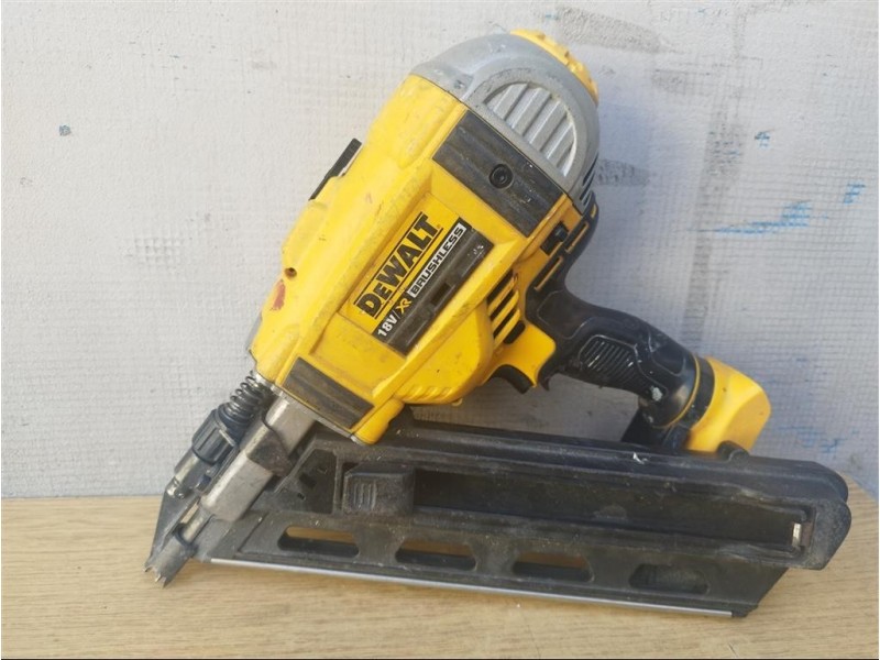 DeWalt DCN690 aku pistolj za eksere 18V BL