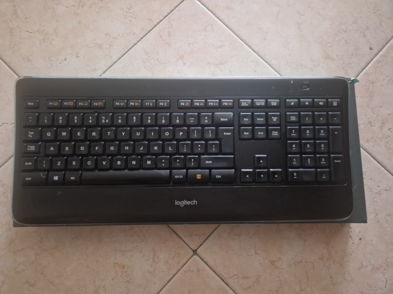 Logitech K800 tastatura