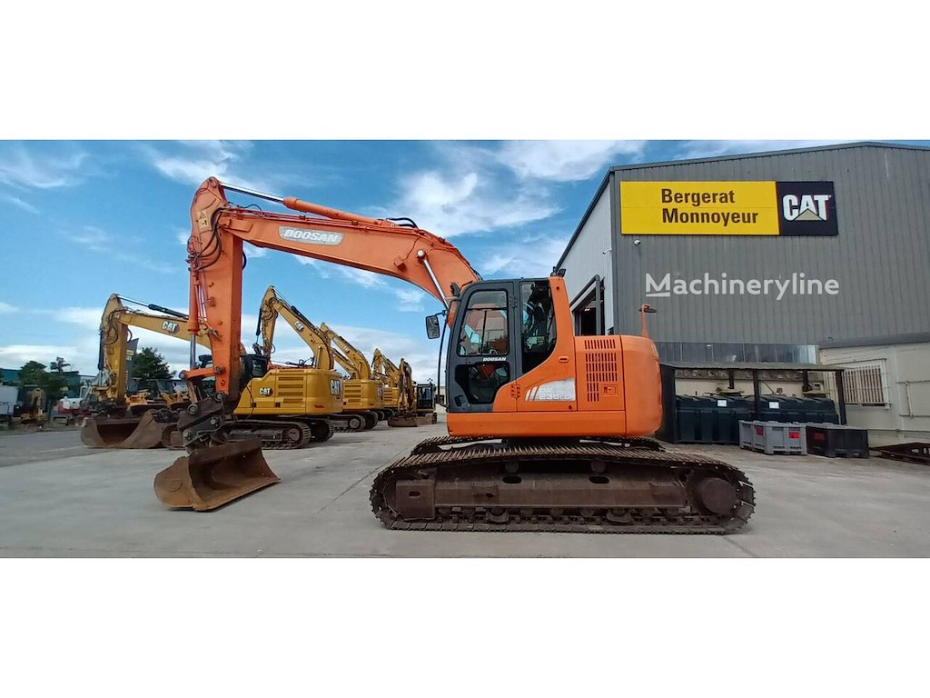 Doosan DX235LCR bager guseničar