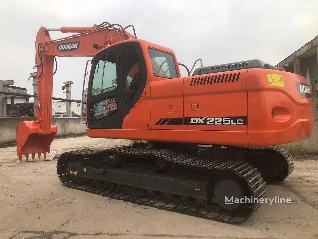 Doosan DX225 bager guseničar