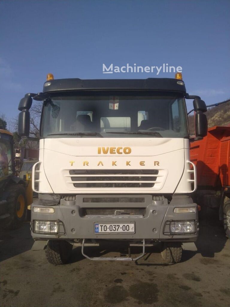 IVECO TRAKKER 360 kamion s mešalicom za beton