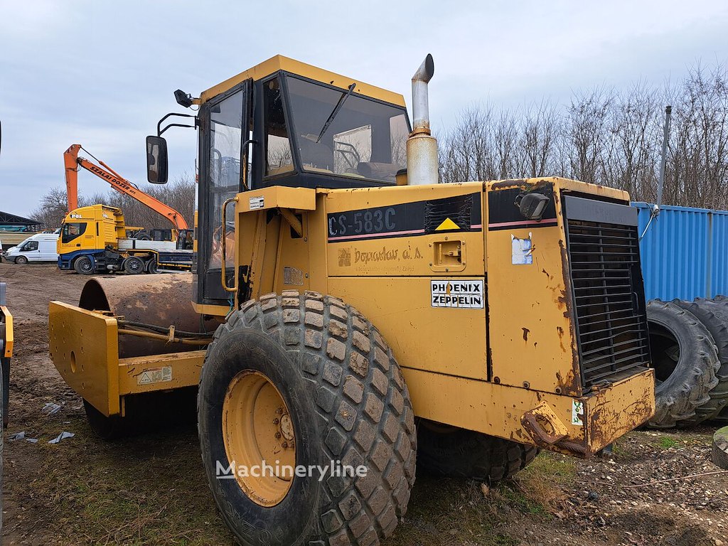 Caterpillar CS583C pneumatski valjak