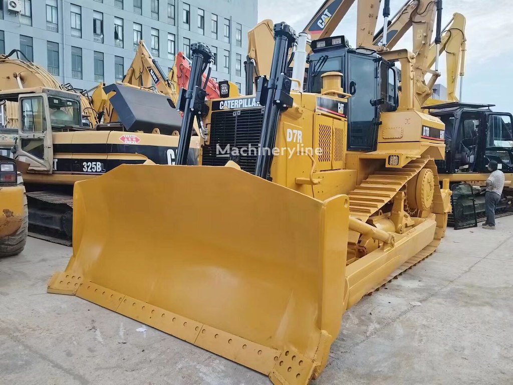 Caterpillar D7R buldožer