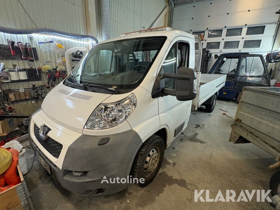 Prodaje se Peugeot Boxer kamion s ravnom platformom na aukciji