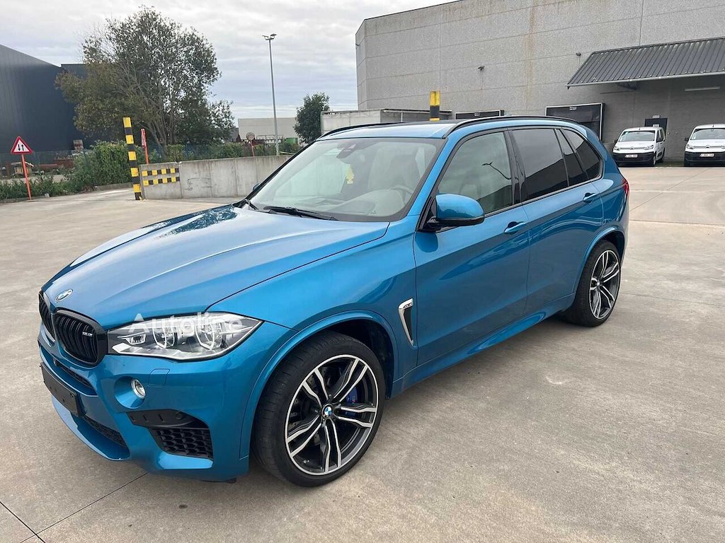 Prodaje se BMW X5 krosover na aukciji