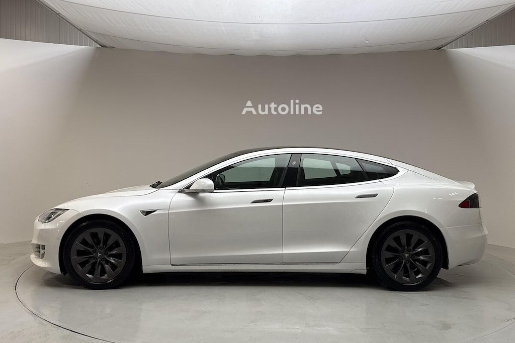 Prodaje se Tesla Model S sedan na aukciji