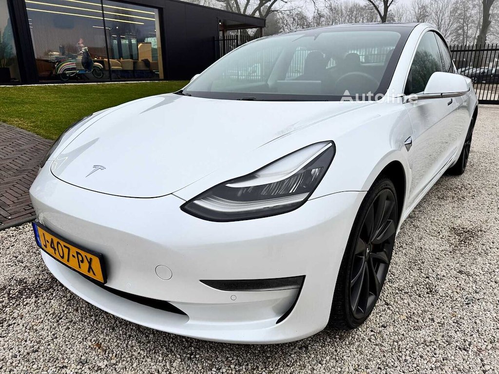 Prodaje se Tesla Model 3 sedan na aukciji