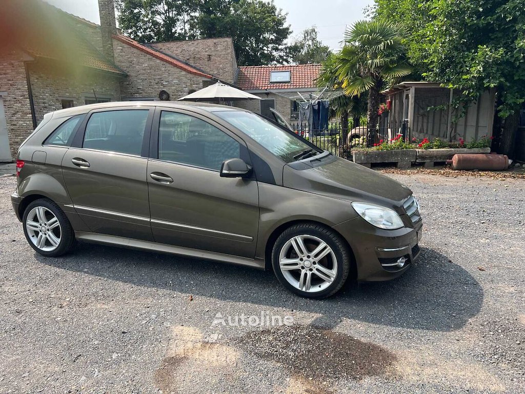 Prodaje se Mercedes-Benz B180 hečbek na aukciji