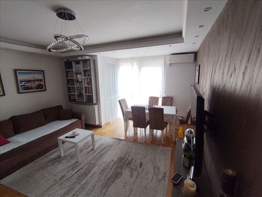Renoviran 3.0 stan na Lionu Radoja Domanovića 64m2