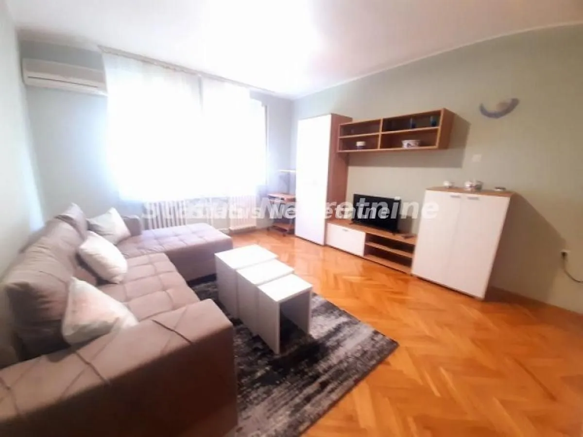 Izdavanje, garsonjera, 25m2, Bulevar Oslobodjenja, Novi Sad, Novi Sad