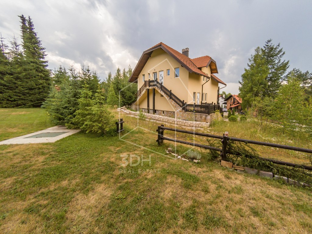 Zlatibor 175m2, uknjižena vertikala kuće sa 3 apartmana i 1, 5 ar placa