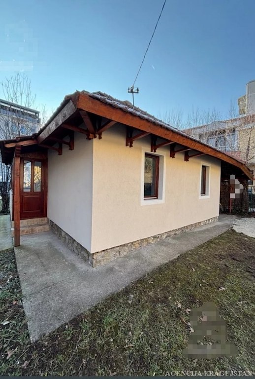 Izdavanje, Kuća, 40m2 , Centar