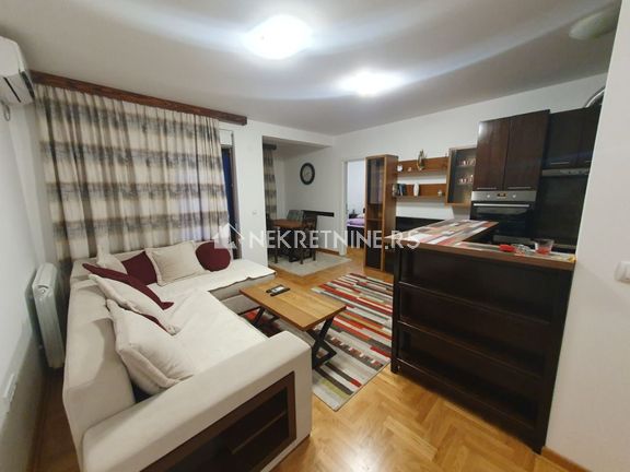 Zvezdara 43m2- opremljen stan sa parking mestom – izdavanje / Apartment for rent