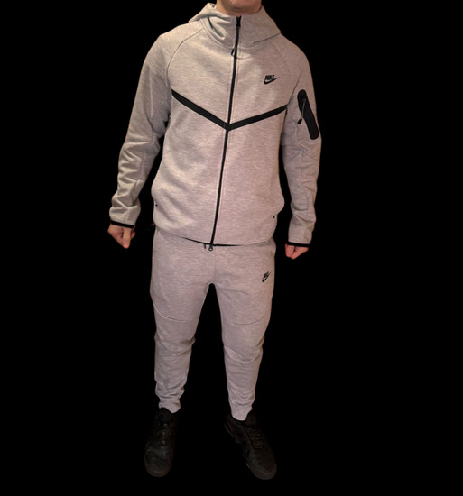 NOVA NIKE TECH FLEECE