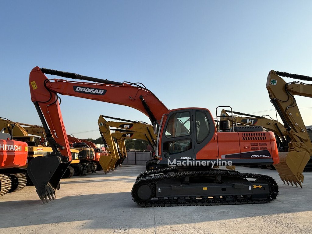 Doosan DX225 bager guseničar